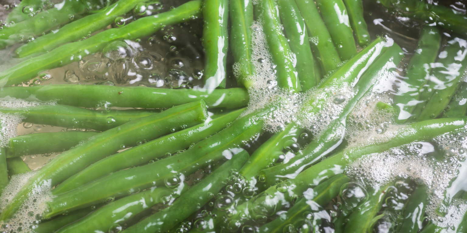 How To Perfectly Blanch Green Beans In Five Simple Steps | Crave Worthy ...